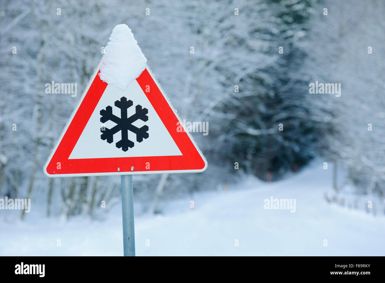 Slippery road sign hi-res stock photography and images - Alamy