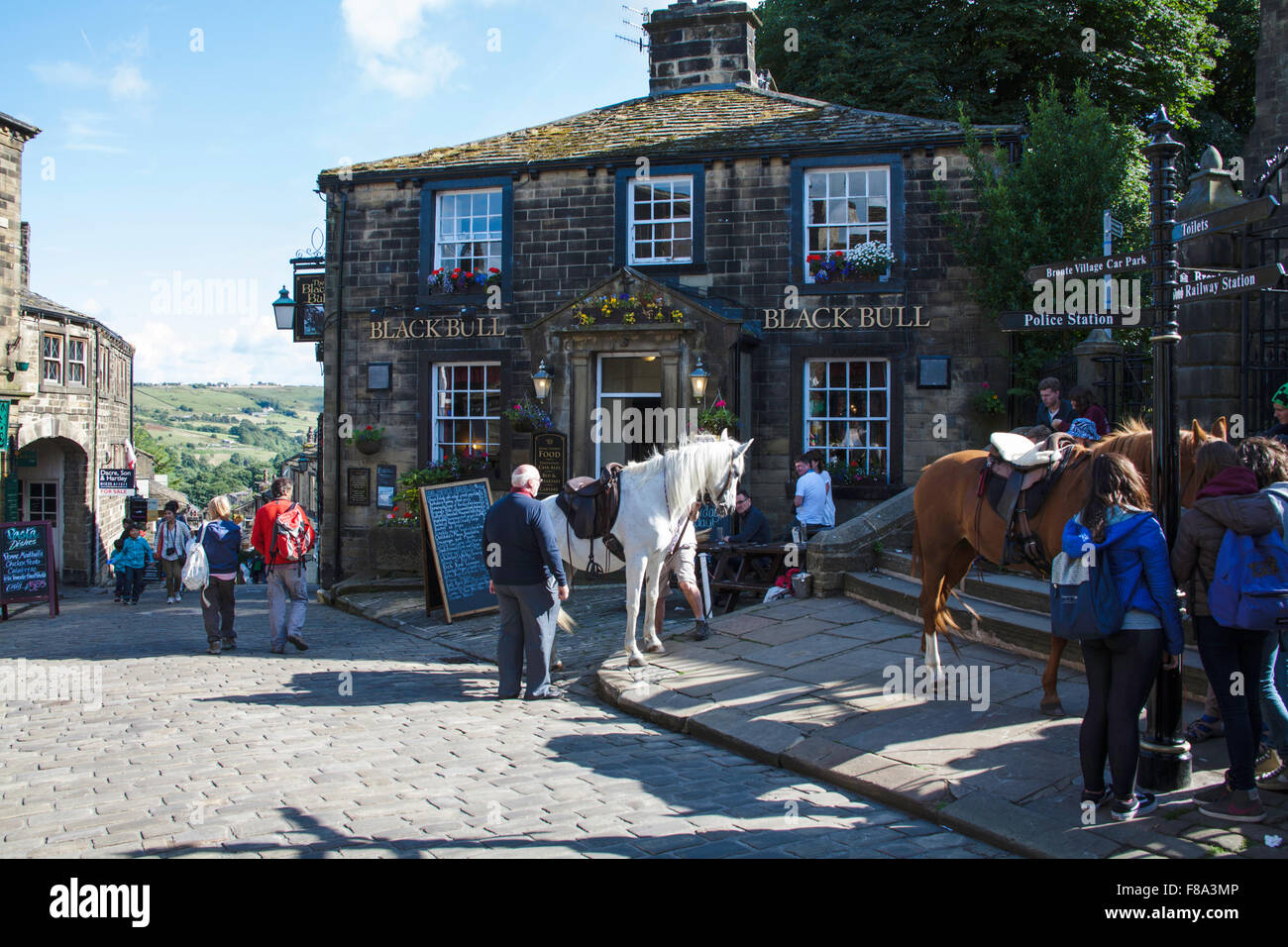 Black bull pub hi-res stock photography and images - Alamy