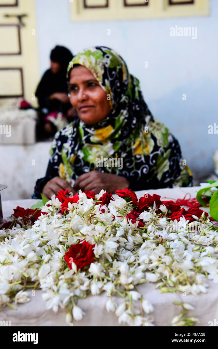 A flower vendor in India Stock Photo - Alamy