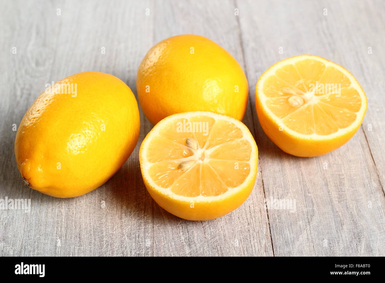 Lemon cross section close up hi-res stock photography and images - Alamy