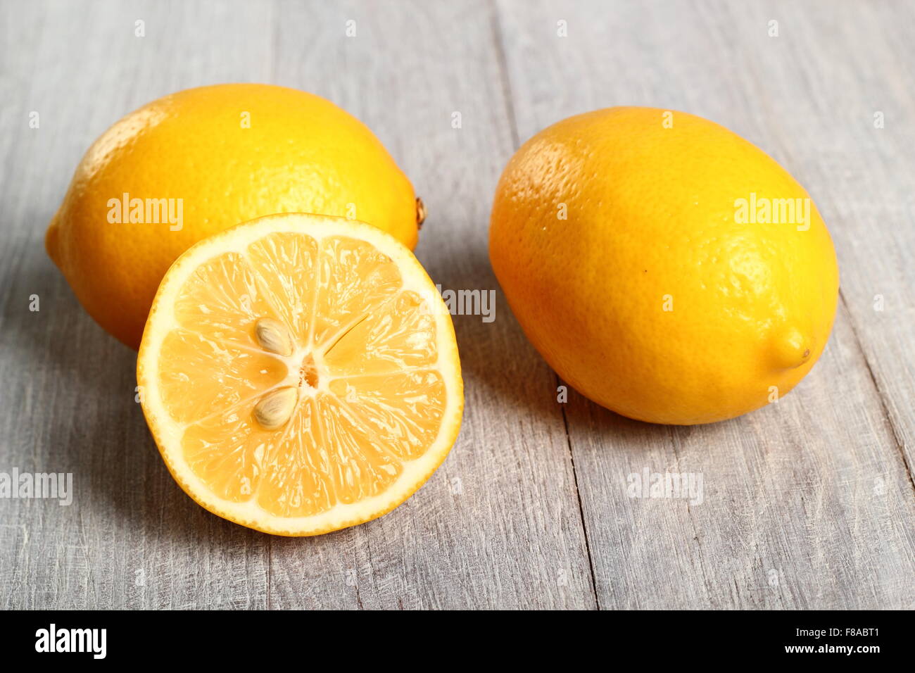 Lemon cross section close up hi-res stock photography and images - Alamy