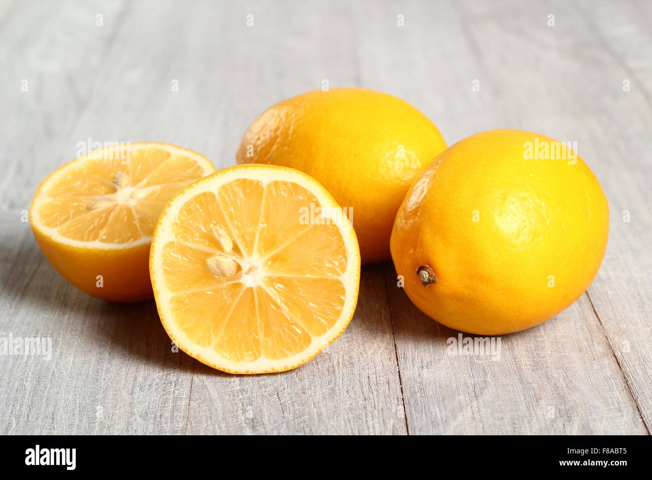 Lemon cross section close up hi-res stock photography and images - Alamy