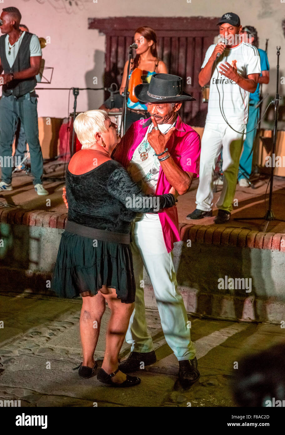 Cubans dancing hi-res stock photography and images - Alamy