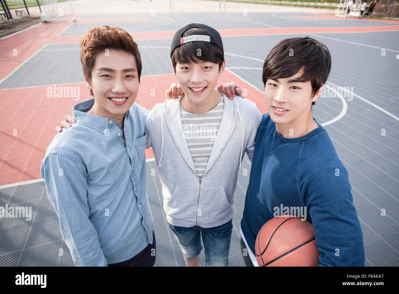 Smiling with arms around each other hi-res stock photography and images ...