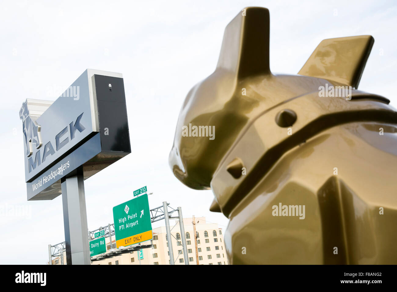 Mack truck logo hi-res stock photography and images - Alamy