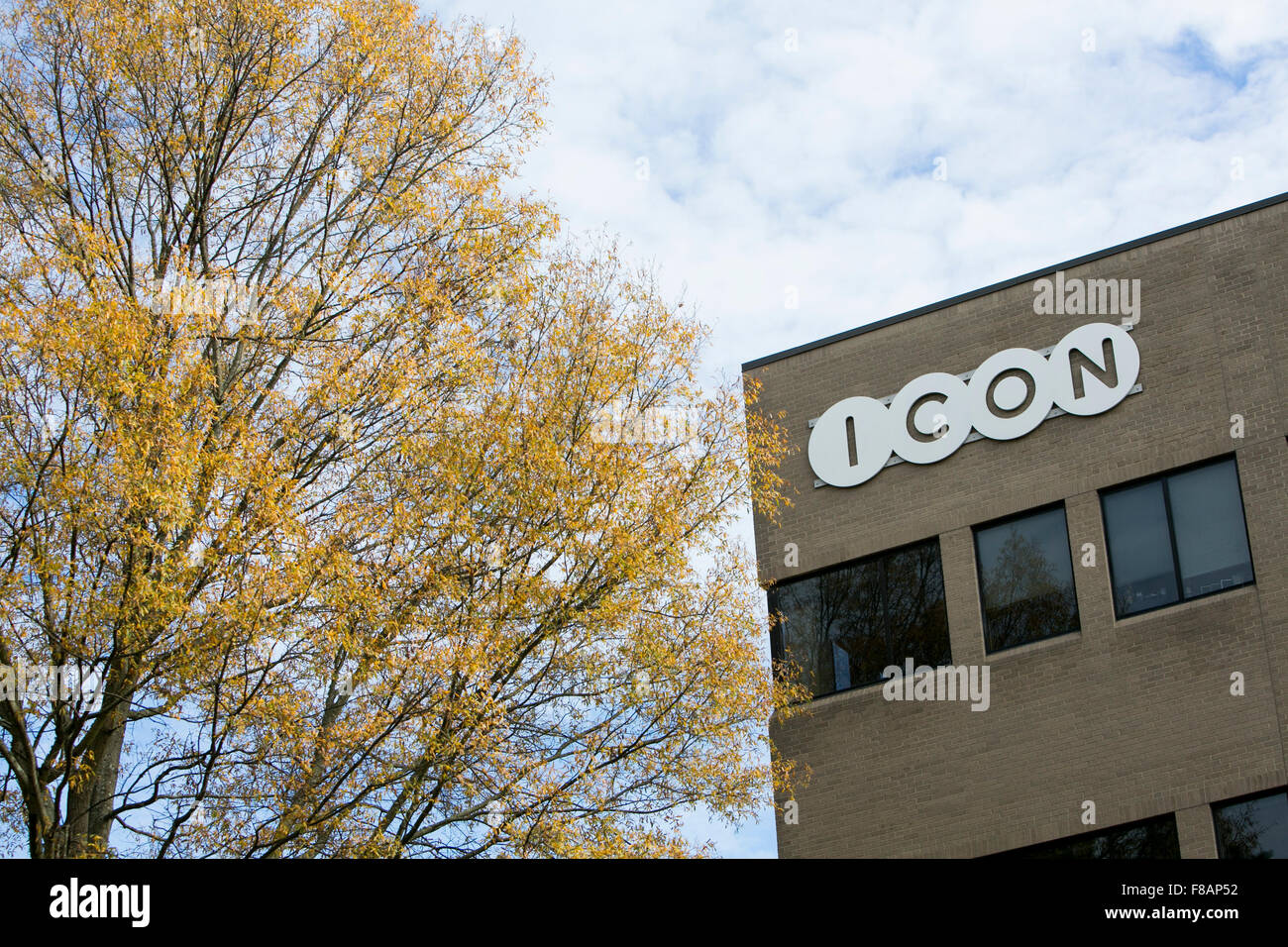 Office building icon hi-res stock photography and images - Alamy