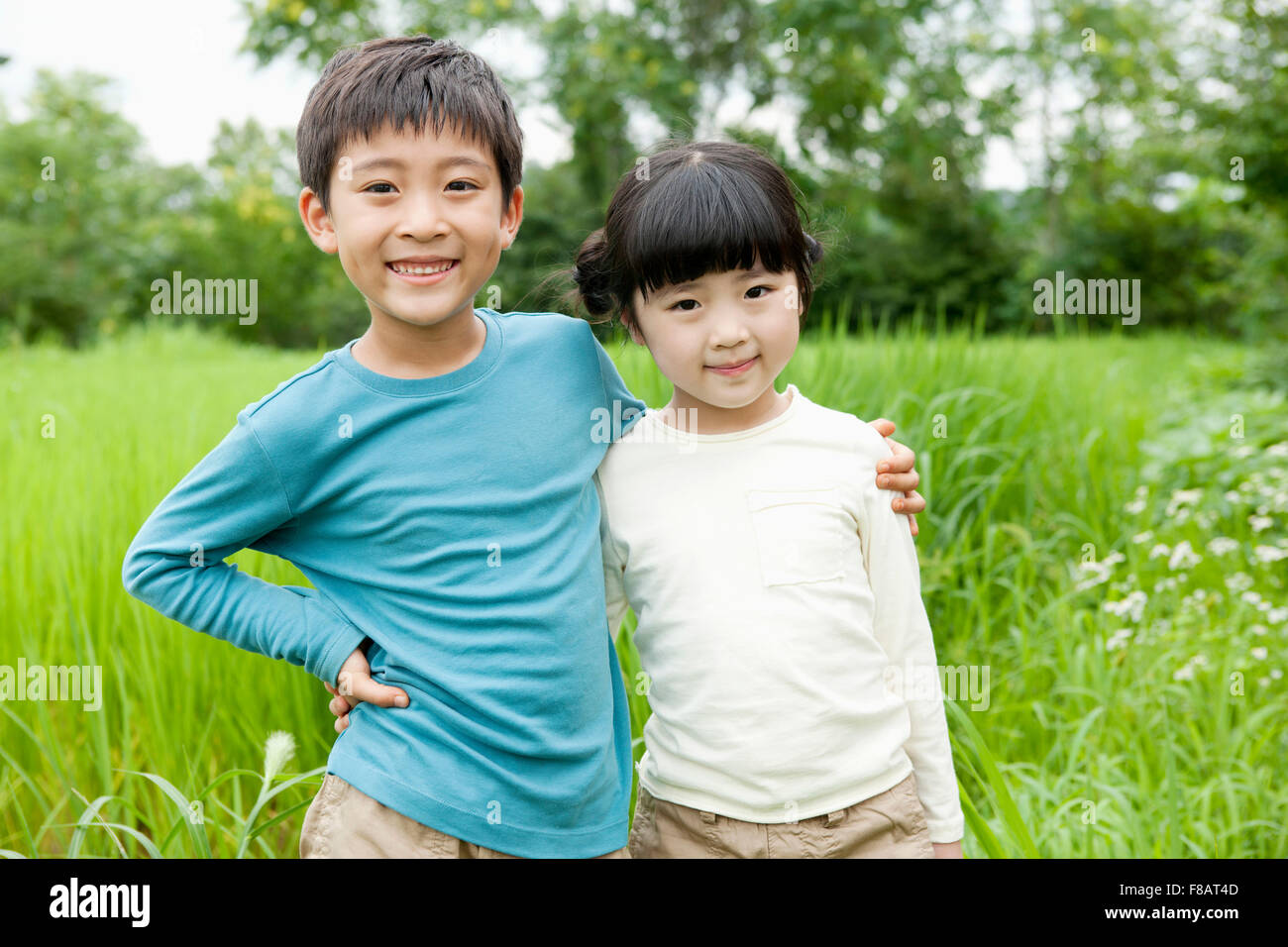Hands on shoulders hi-res stock photography and images - Alamy