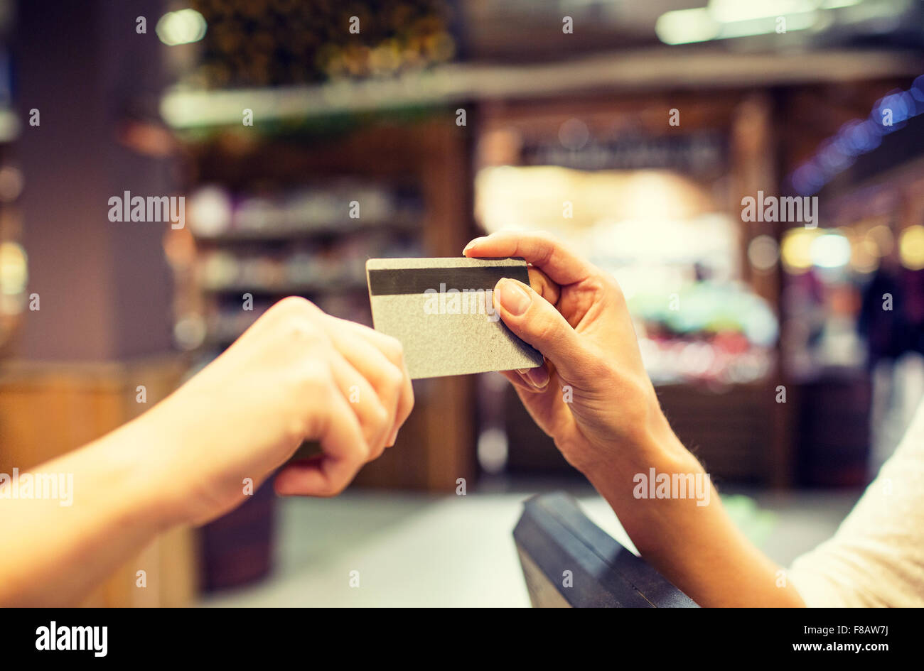 close up of hands giving credit card in mall Stock Photo - Alamy