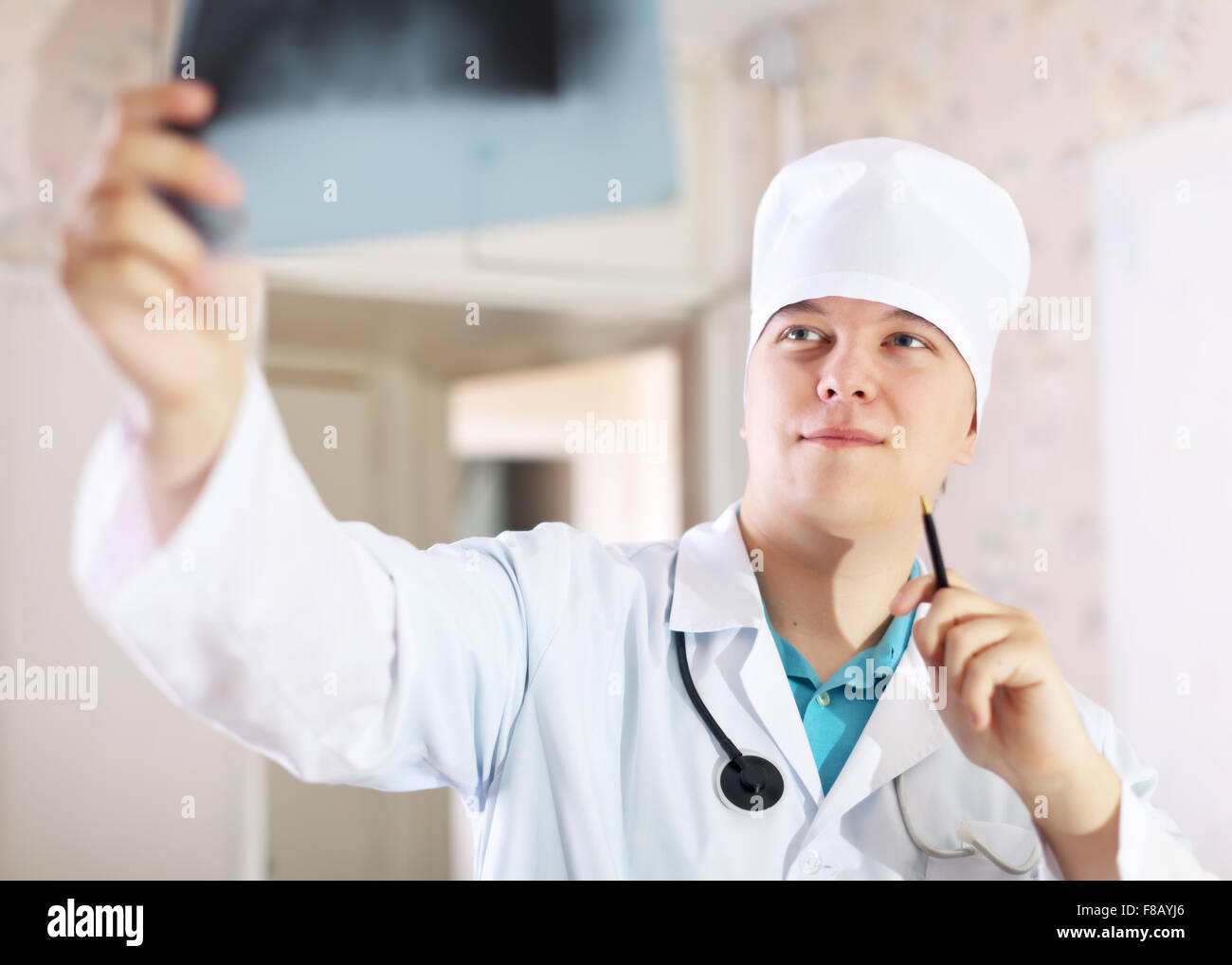 friendly doctor stares x-ray scan in clinic Stock Photo - Alamy