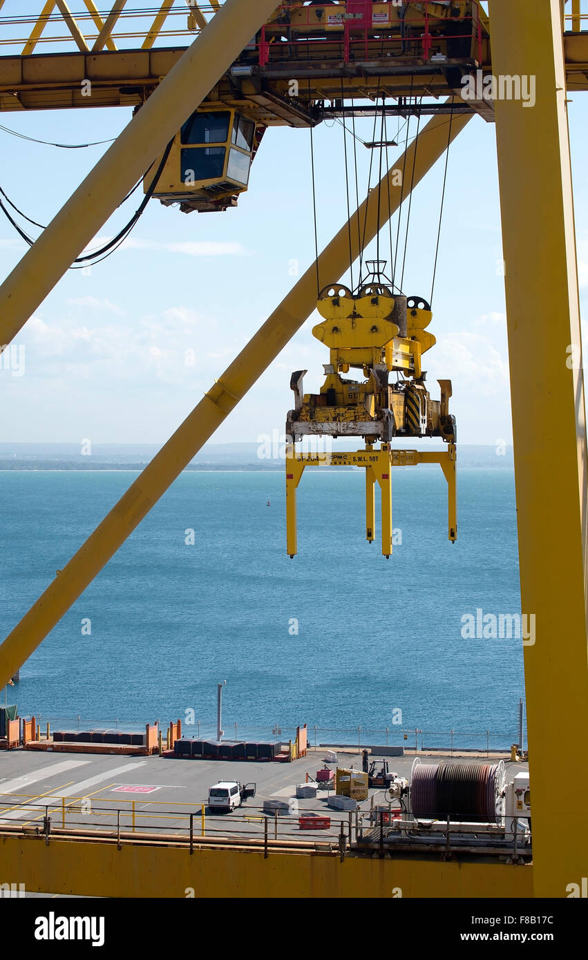Crane lift hi-res stock photography and images - Alamy