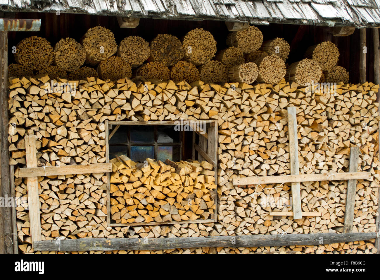 Österreich, Niederösterreich, Schuppen mit Brennholz in Lackenhof Stock ...