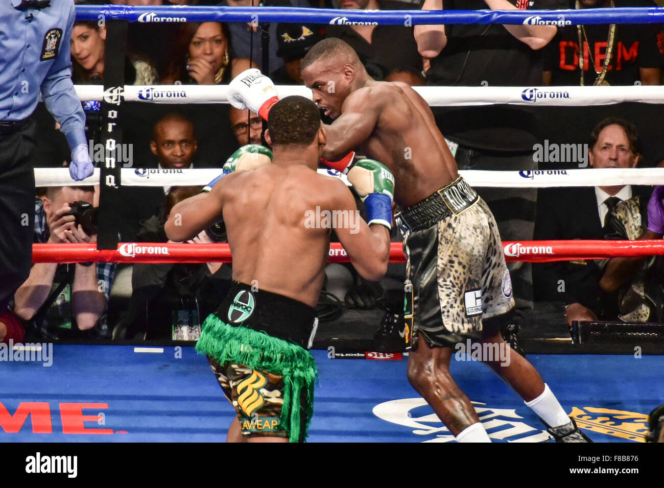 Brooklyn, New York, USA. 5th Dec, 2015. (L-R) Daniel Jacobs, Peter ...
