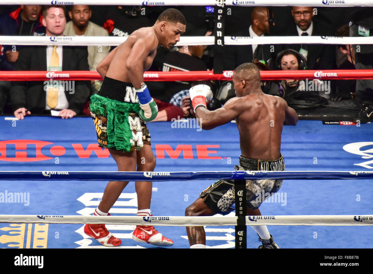Brooklyn, New York, USA. 5th Dec, 2015. (L-R) Daniel Jacobs, Peter ...