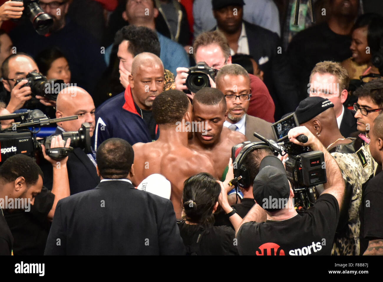Brooklyn, New York, USA. 5th Dec, 2015. (L-R) Daniel Jacobs, Peter ...