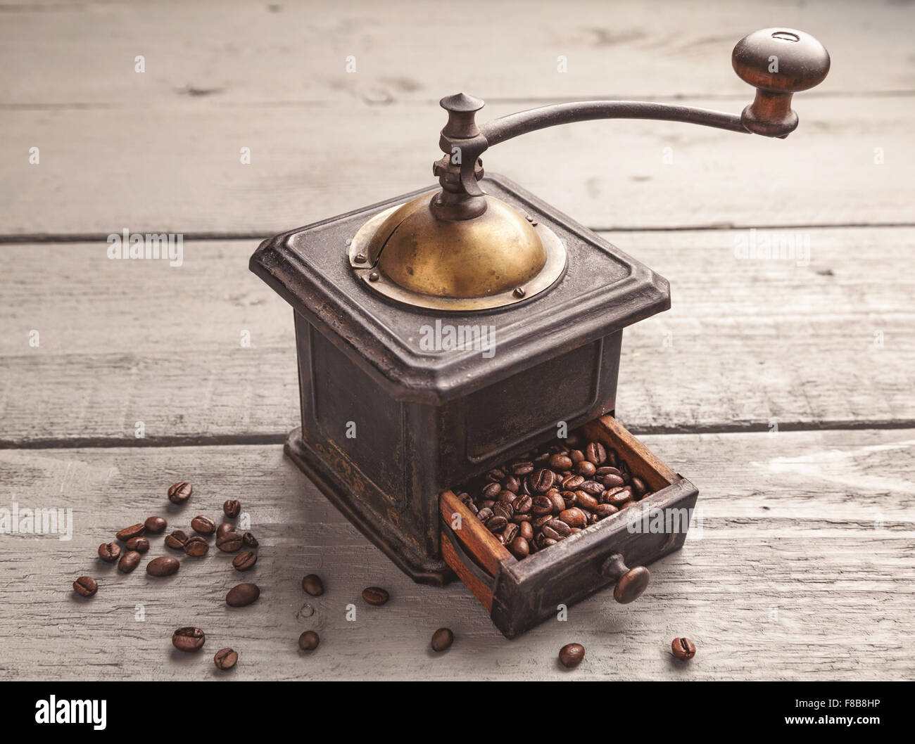 Vintage coffee blender on a wooden table Stock Photo - Alamy