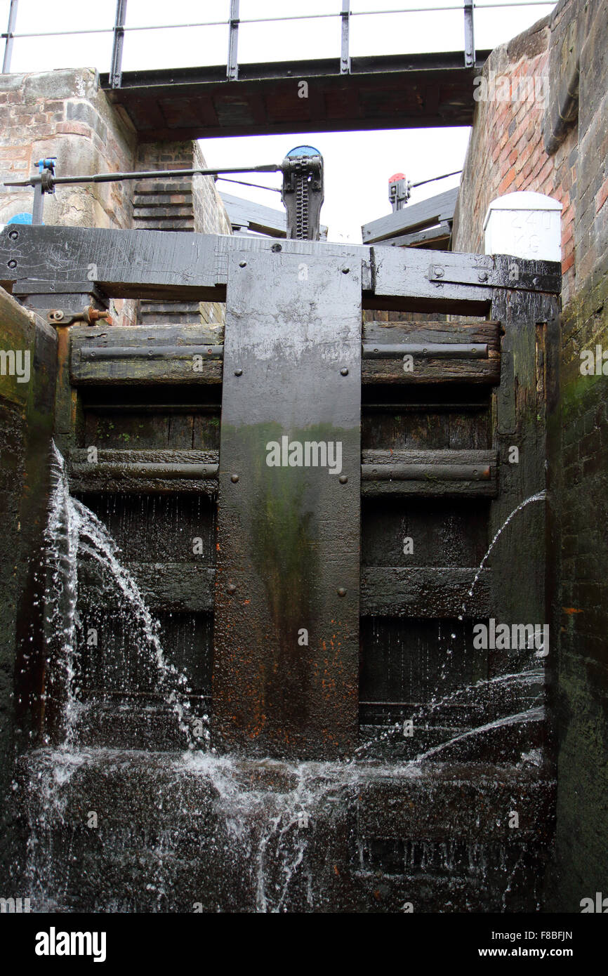 Canal lock gate from inside an emptying lock chamber Stock Photo - Alamy