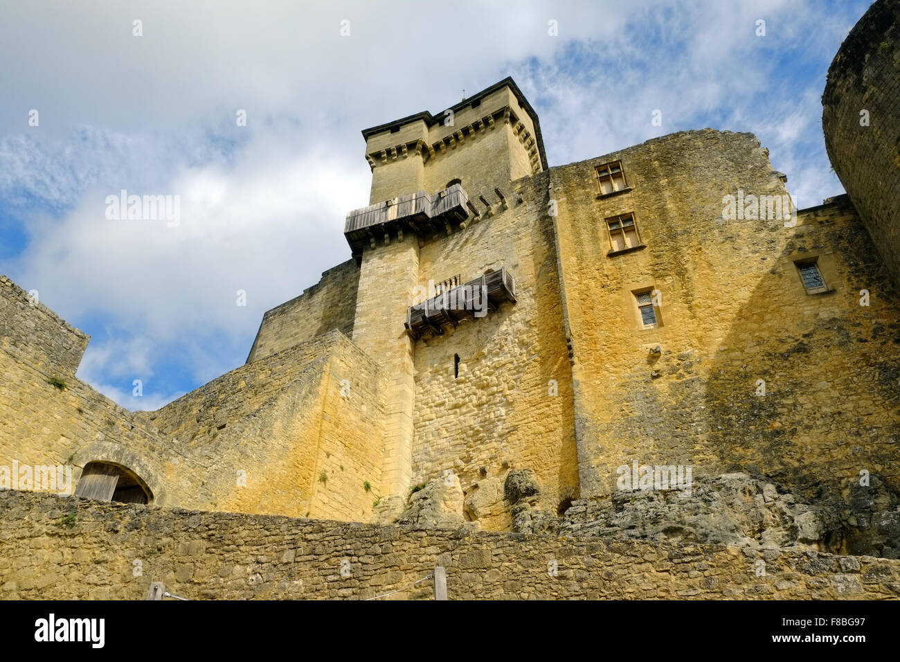 Looking up at the formidable chateau castle of Castelnaud, Castelnaud ...