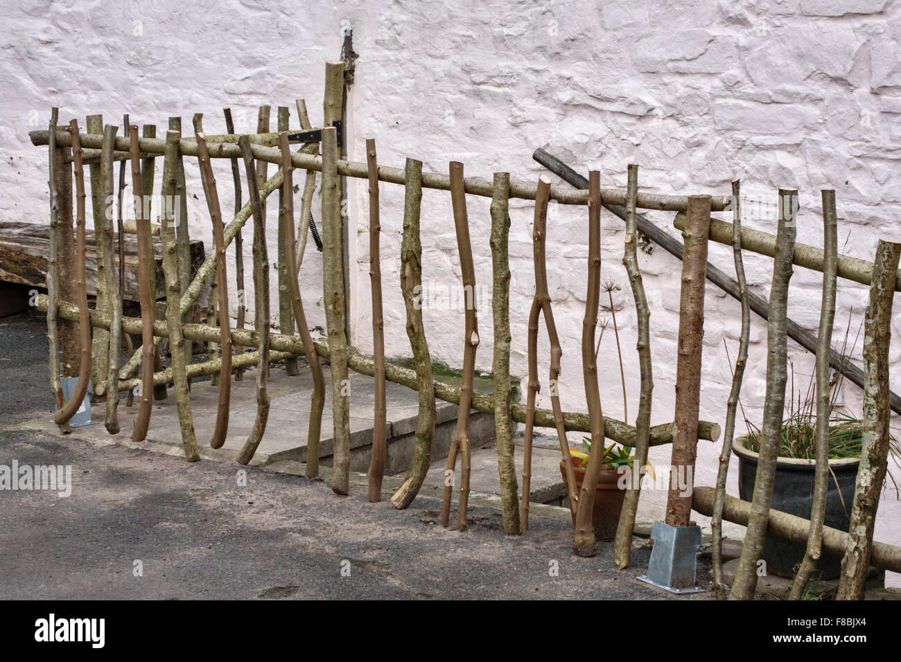 Hazel fence hi-res stock photography and images - Alamy