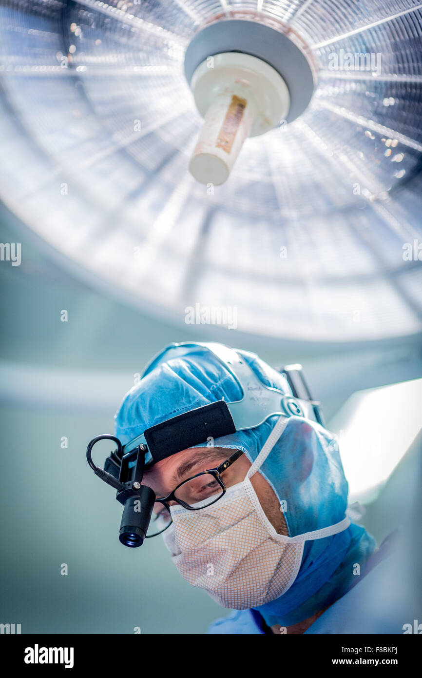 Neurosurgeon hi-res stock photography and images - Alamy