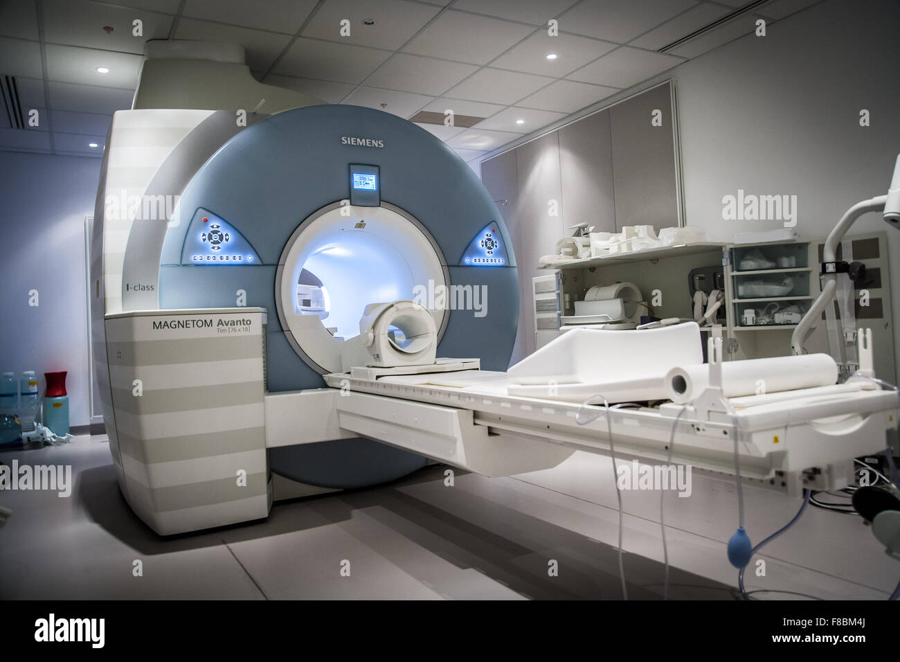 MRI scanner, MAGNETOM Avanto ® Stock Photo - Alamy