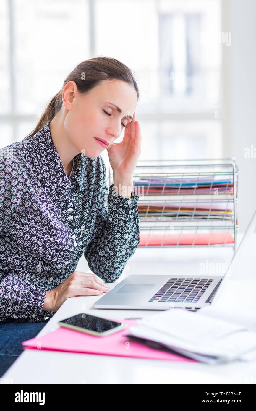 Headache computer woman hi-res stock photography and images - Alamy