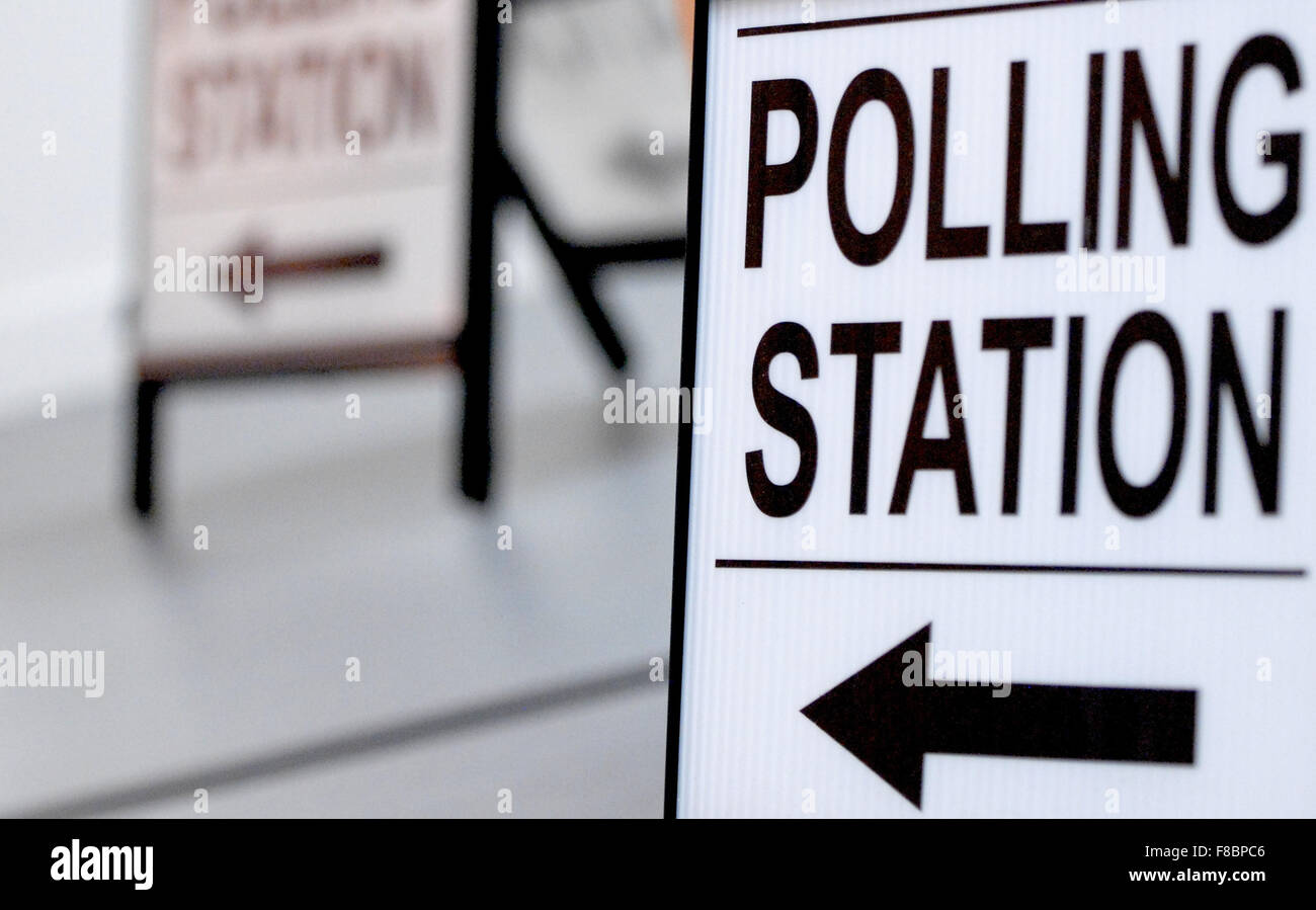 A polling station sign with arrow in Aberdeen, Scotland Stock Photo - Alamy