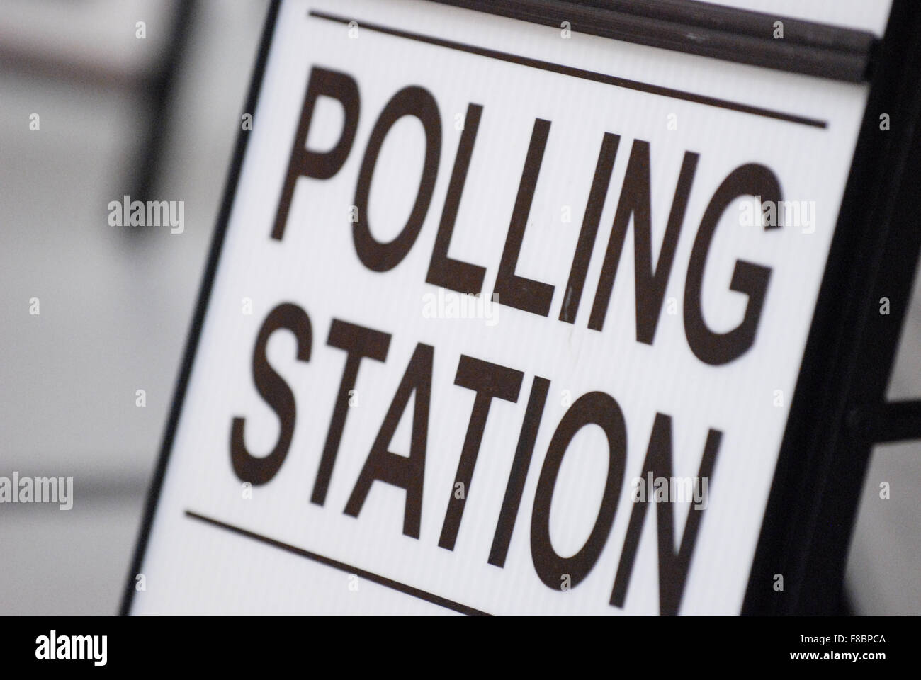 A polling station sign with arrow in Aberdeen, Scotland Stock Photo - Alamy