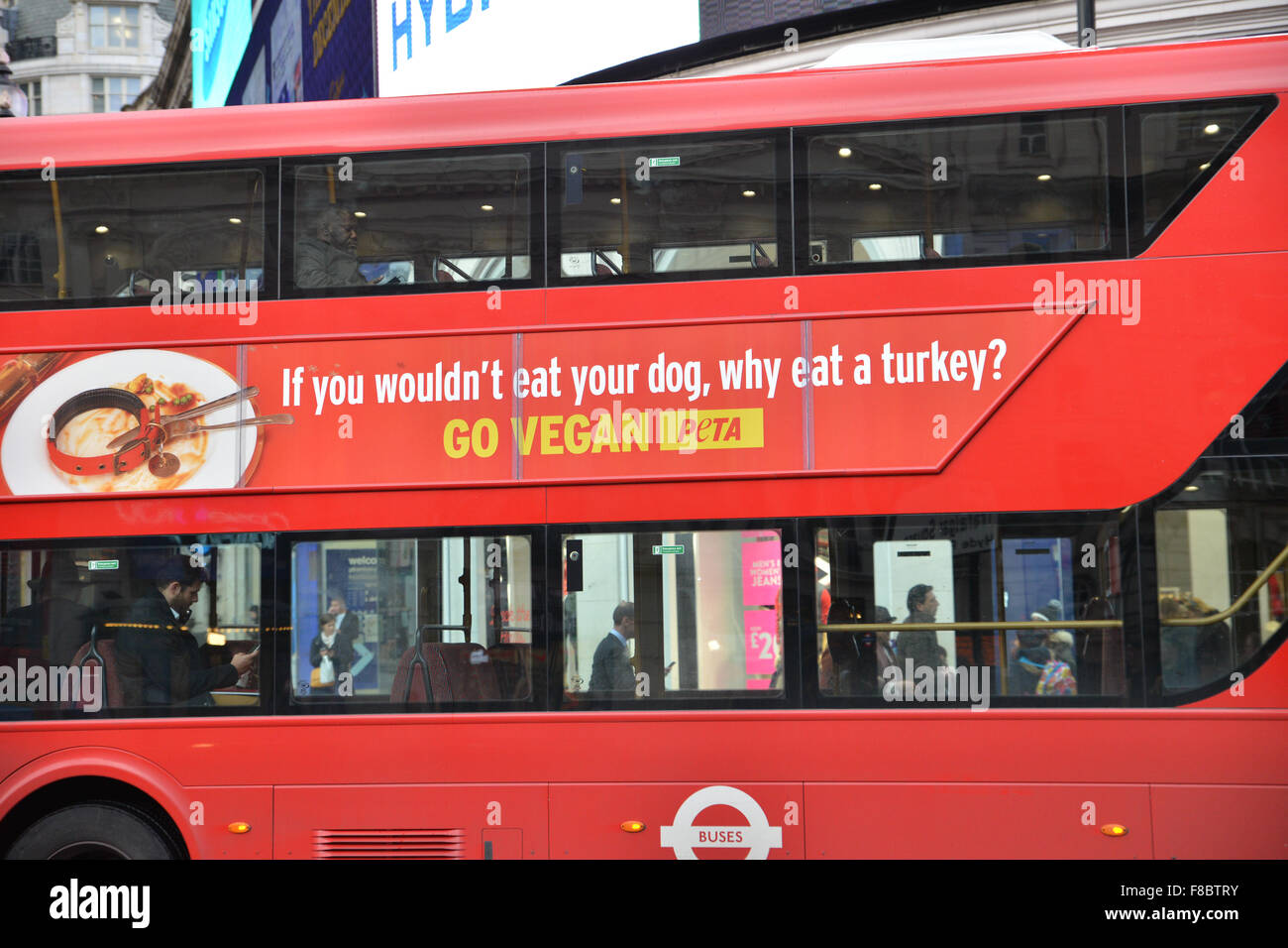 Piccadilly Circus, London, UK. 8th December 2015. A PETA go vegan bus ...