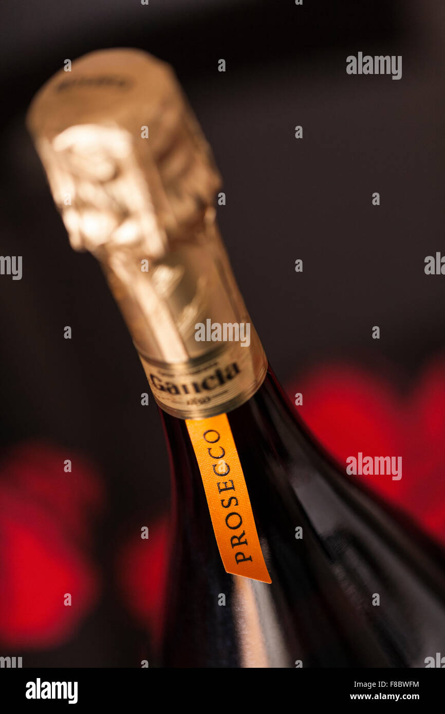 Gold foil champagne bottle neck hi-res stock photography and images - Alamy
