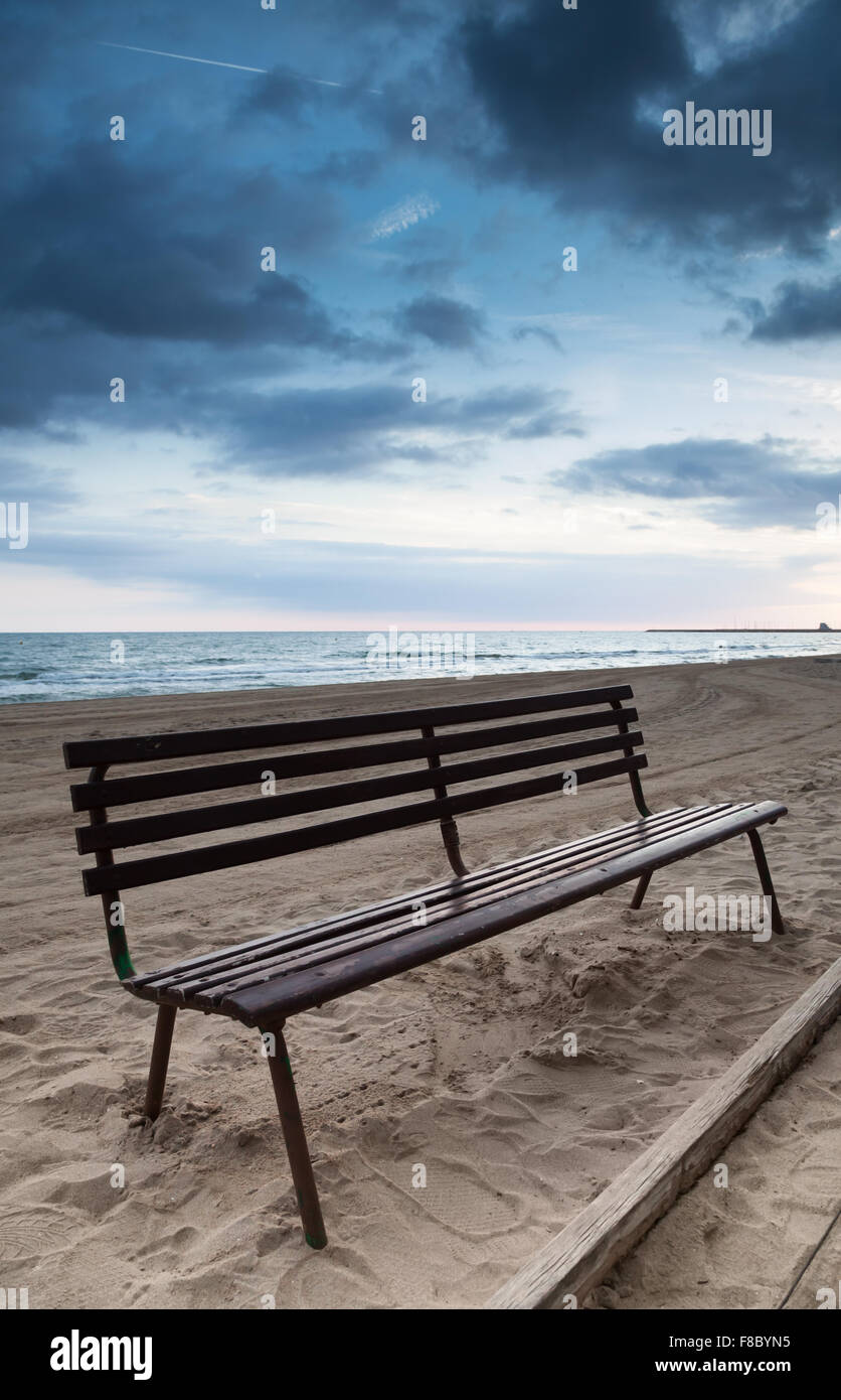 Empty wooden bench hi-res stock photography and images - Alamy