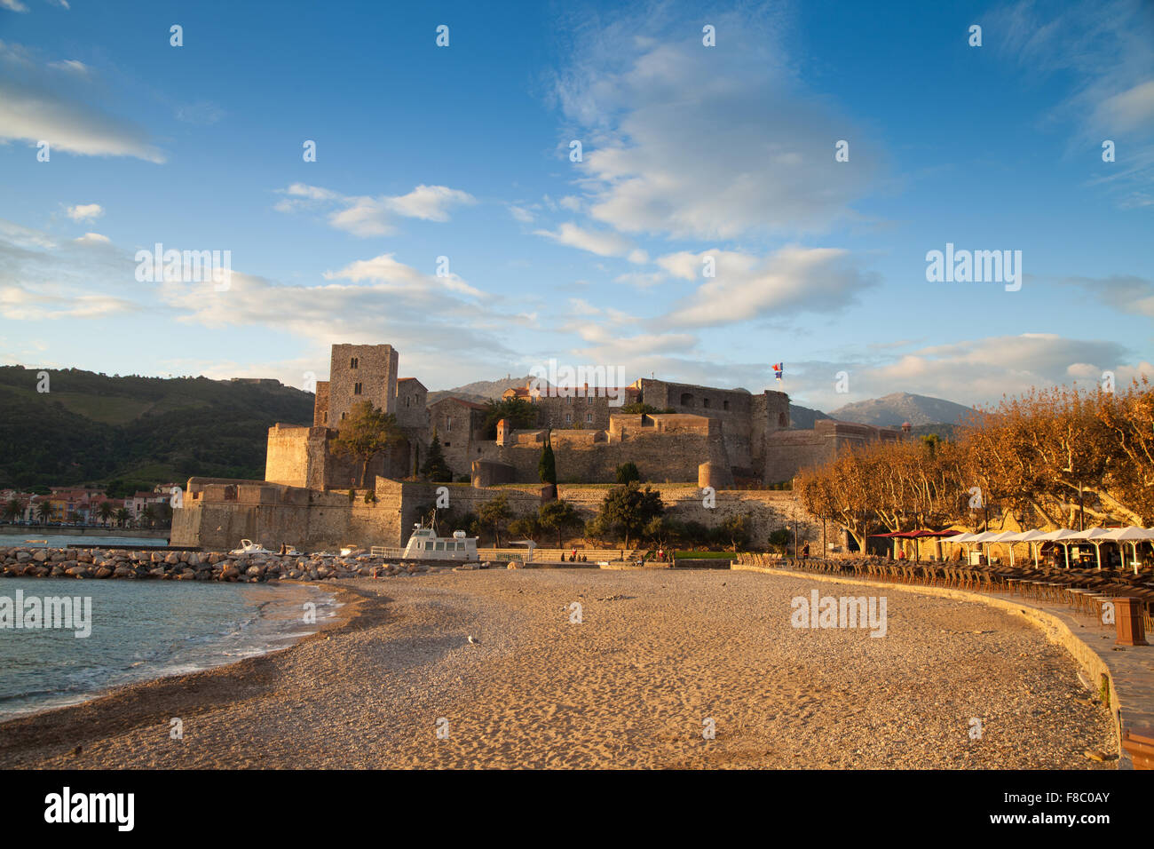 The Château Royal de Collioure and Collioure beach at sunrise Stock ...