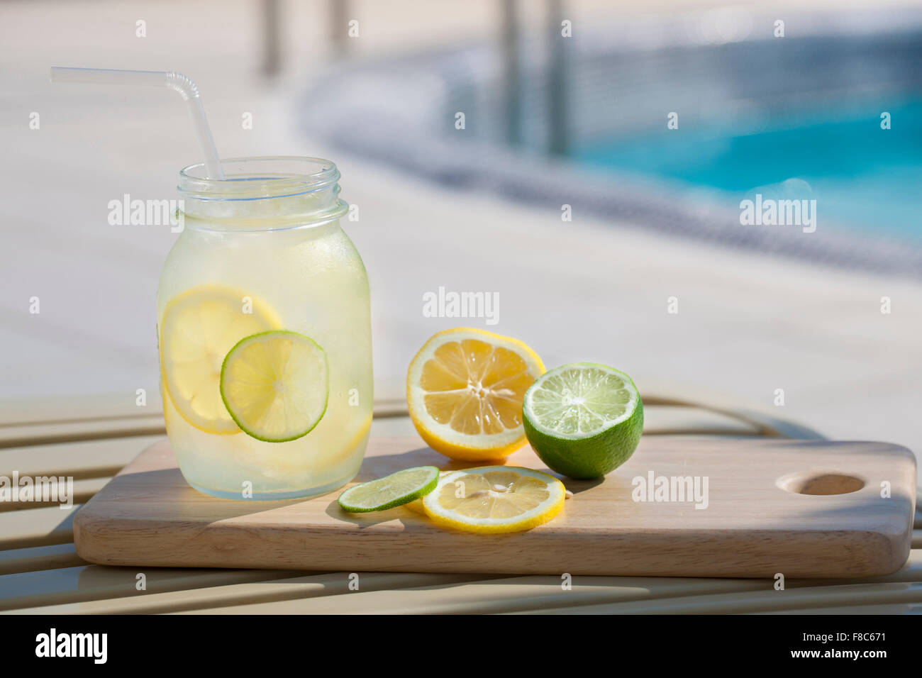 Lemon on chopping board hi-res stock photography and images - Alamy