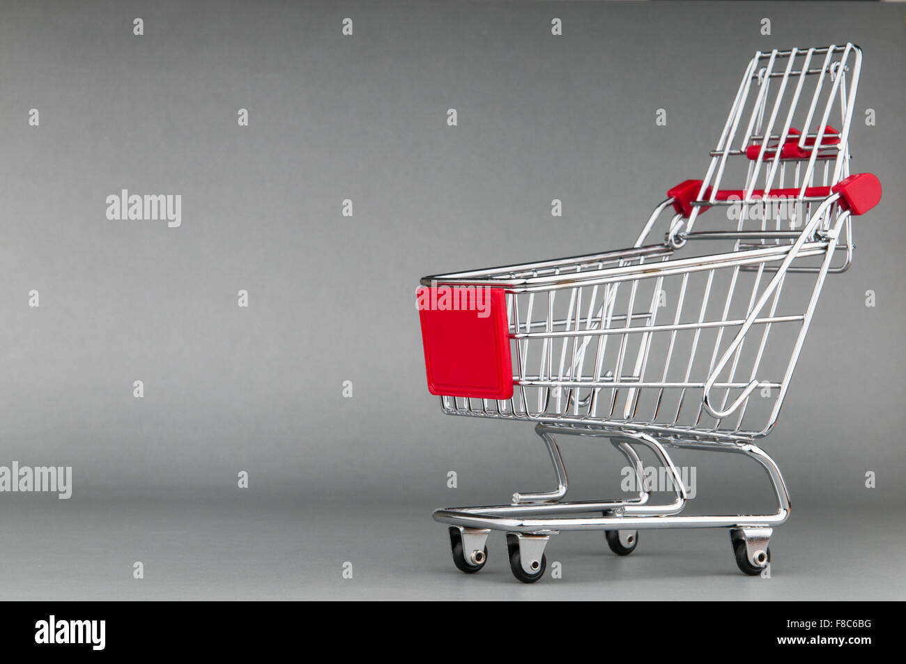 Shopping cart on seamless background Stock Photo - Alamy