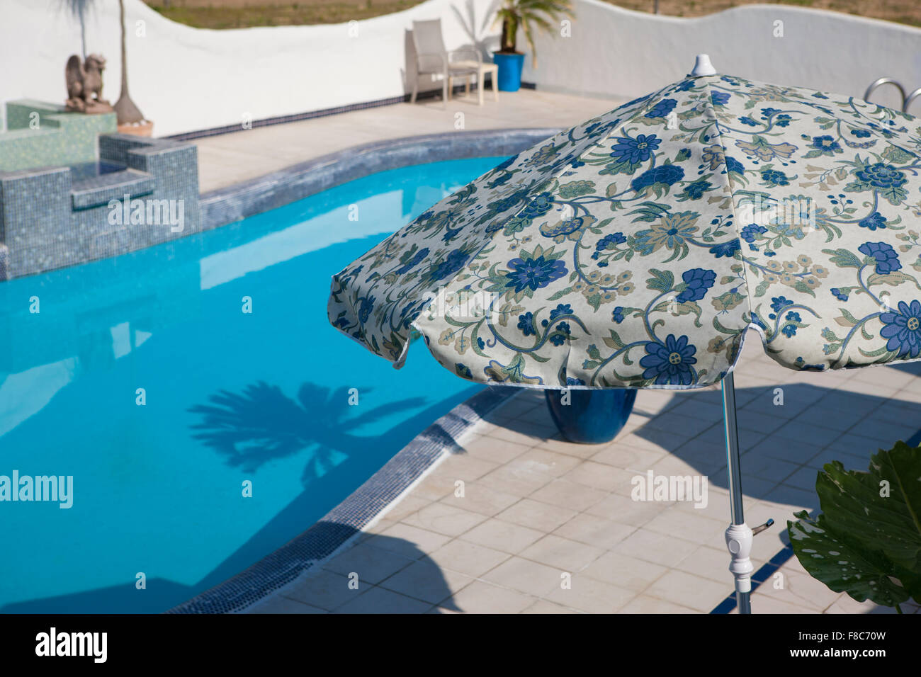 Outdoor swimming pool with parasol Stock Photo - Alamy