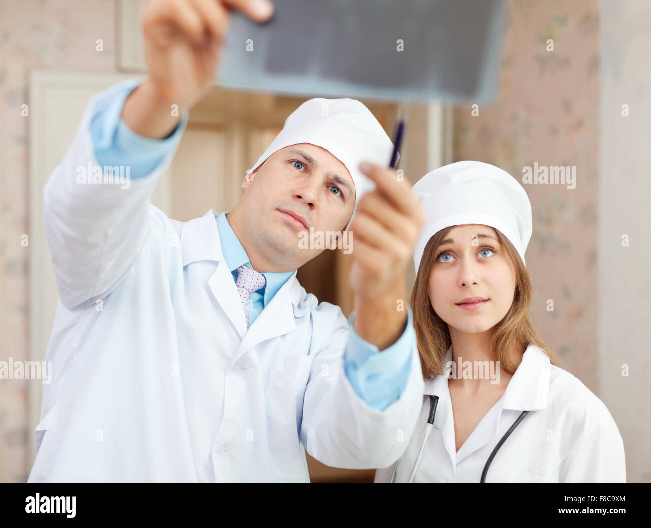 Man stares at woman hi-res stock photography and images - Alamy