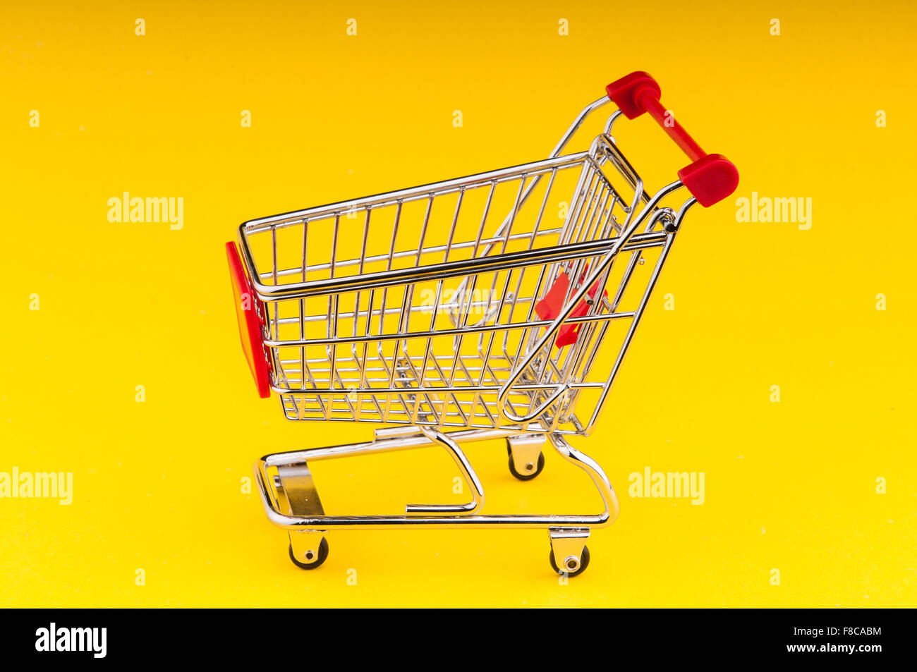 Shopping cart on seamless background Stock Photo - Alamy