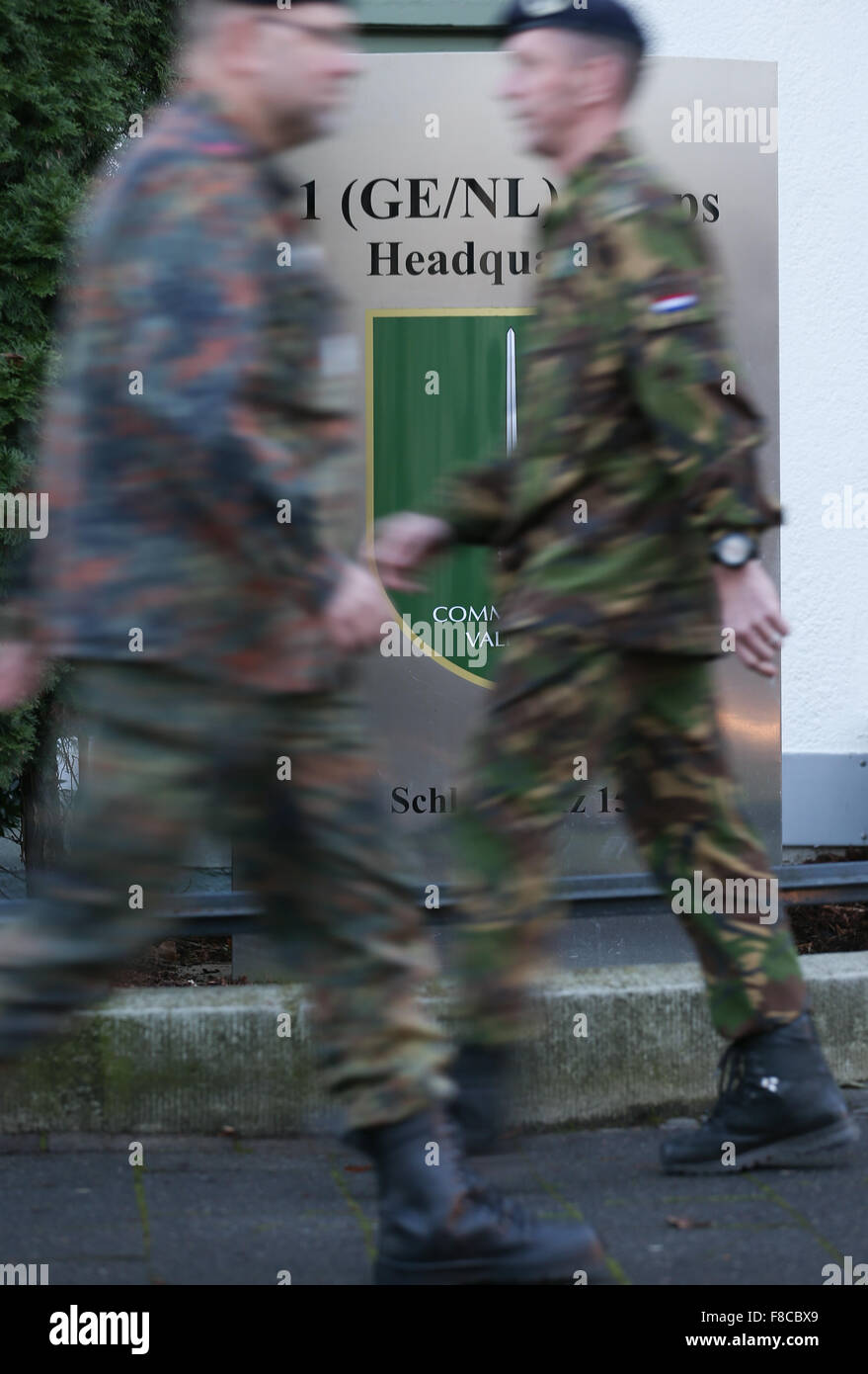 Muenster, Germany. 08th Dec, 2015. A Dutch (R) and a German soldier ...