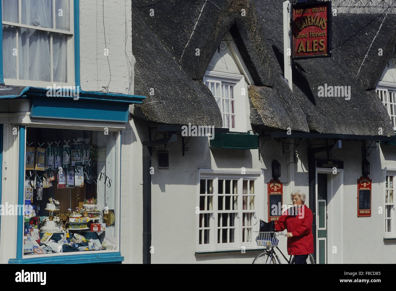 Pub with thatched roof hi-res stock photography and images - Alamy