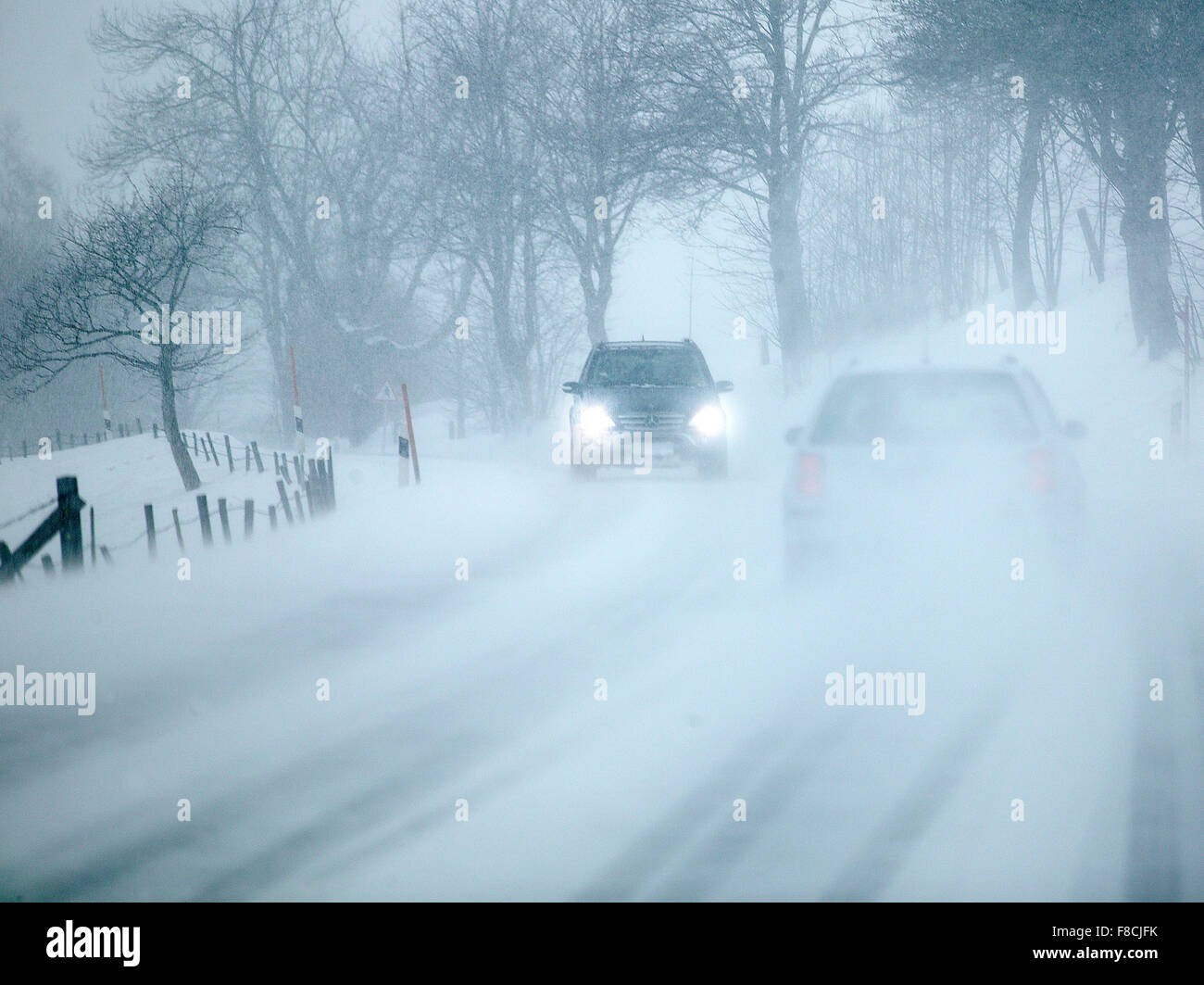Cars in a blizzard hi-res stock photography and images - Alamy