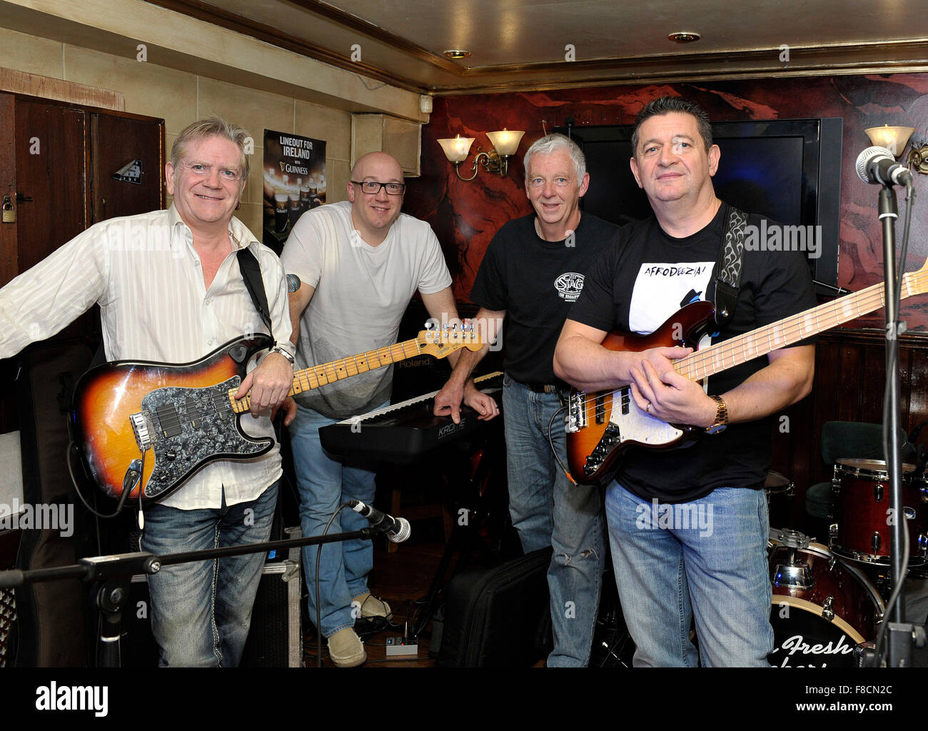 Performers of irish music on stage hi-res stock photography and images ...