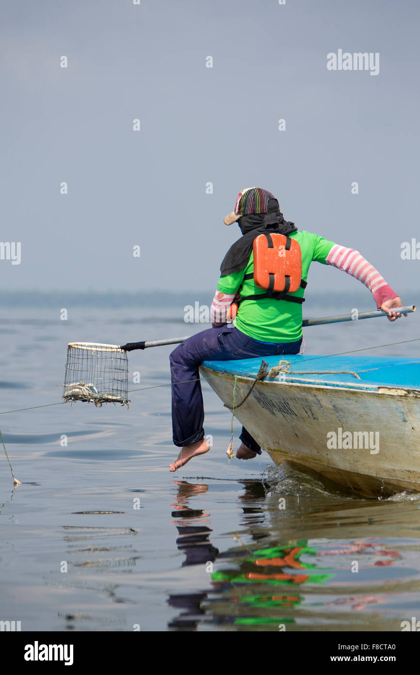 Crab fishing on the Lake Maracaibo, Venezuela Stock Photo - Alamy