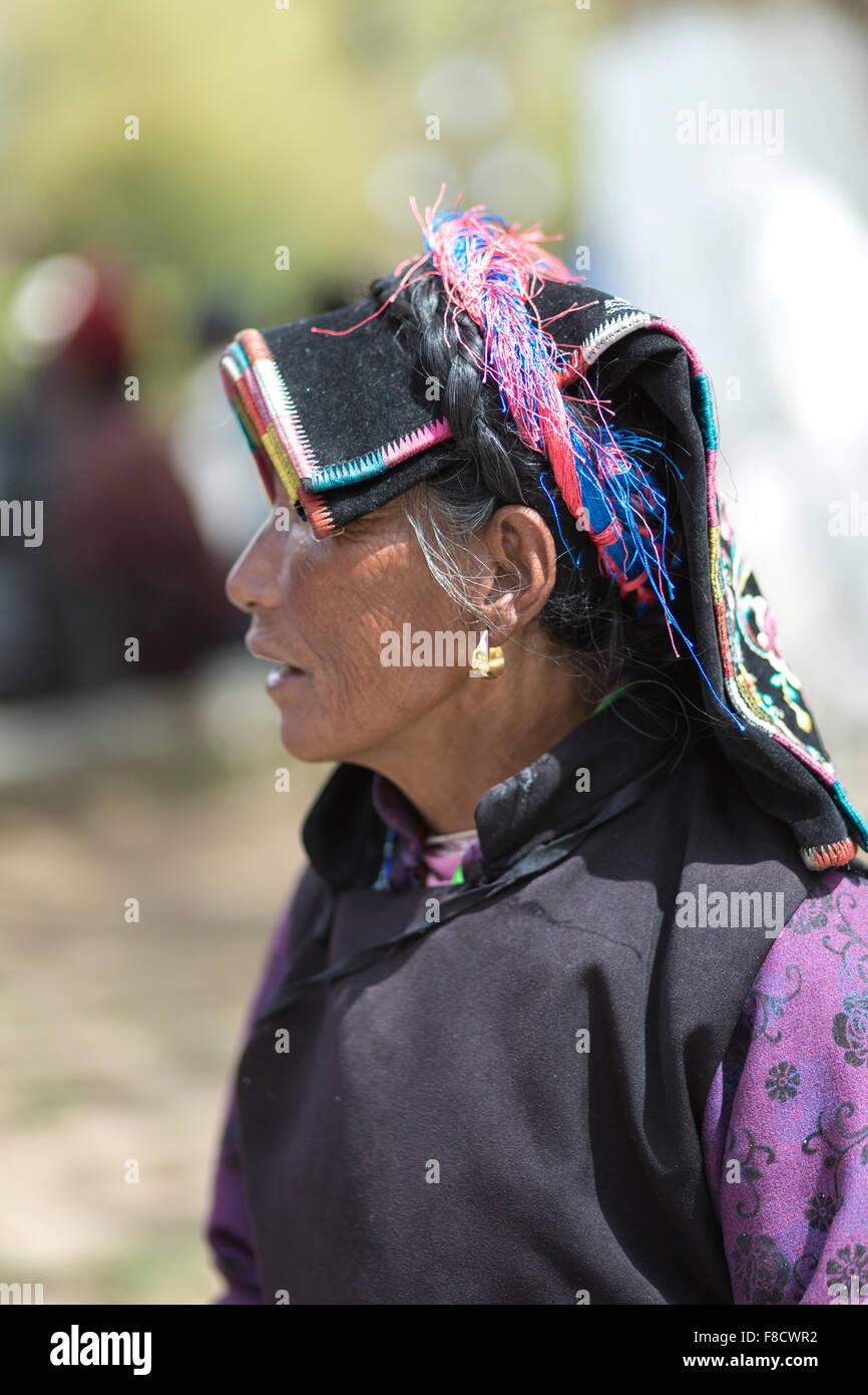 Old tibetan lady hi-res stock photography and images - Alamy