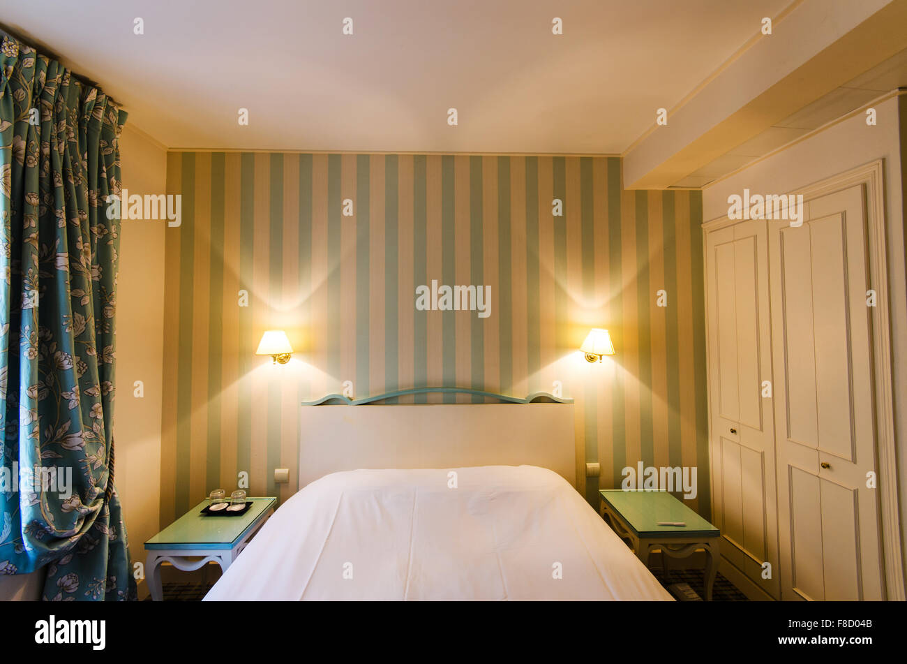 Hotel room with double bed Stock Photo - Alamy
