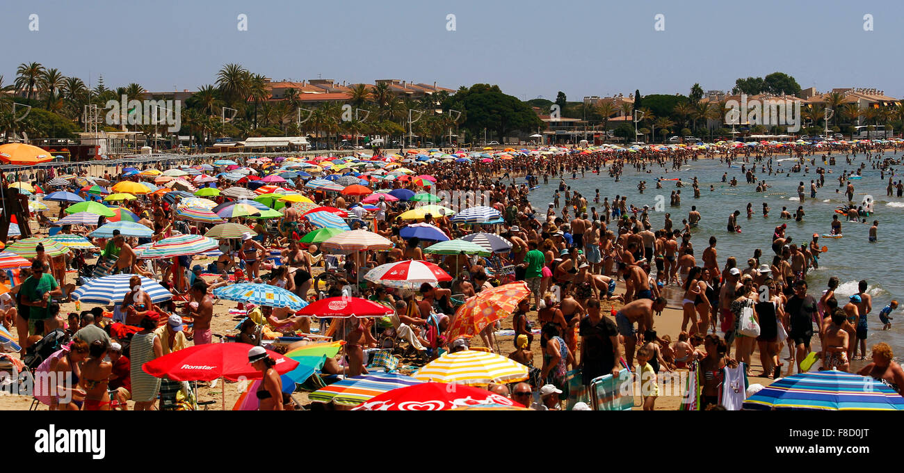 People relaxing on the beach hi-res stock photography and images - Alamy