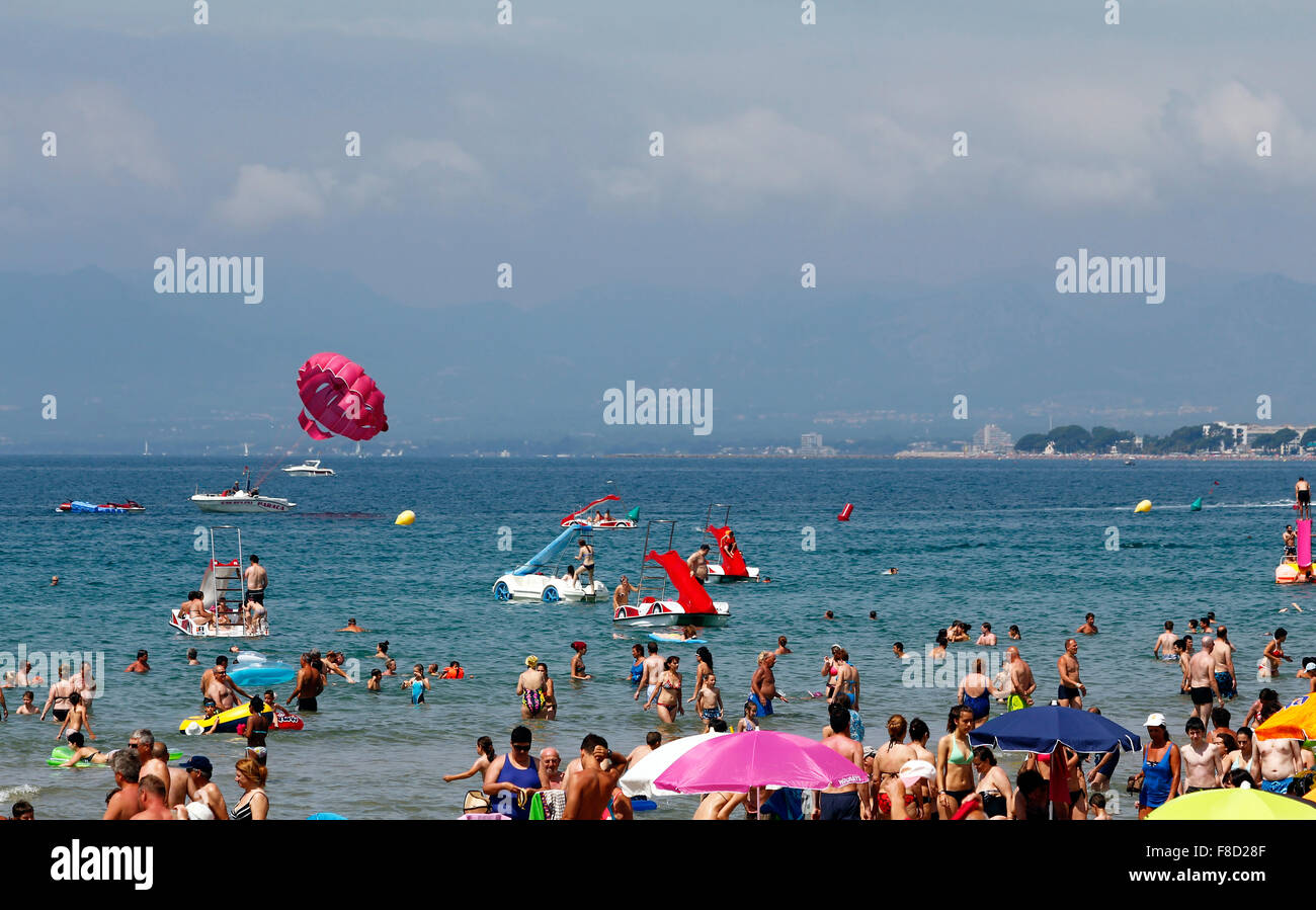 Crowded beach spain hi-res stock photography and images - Alamy