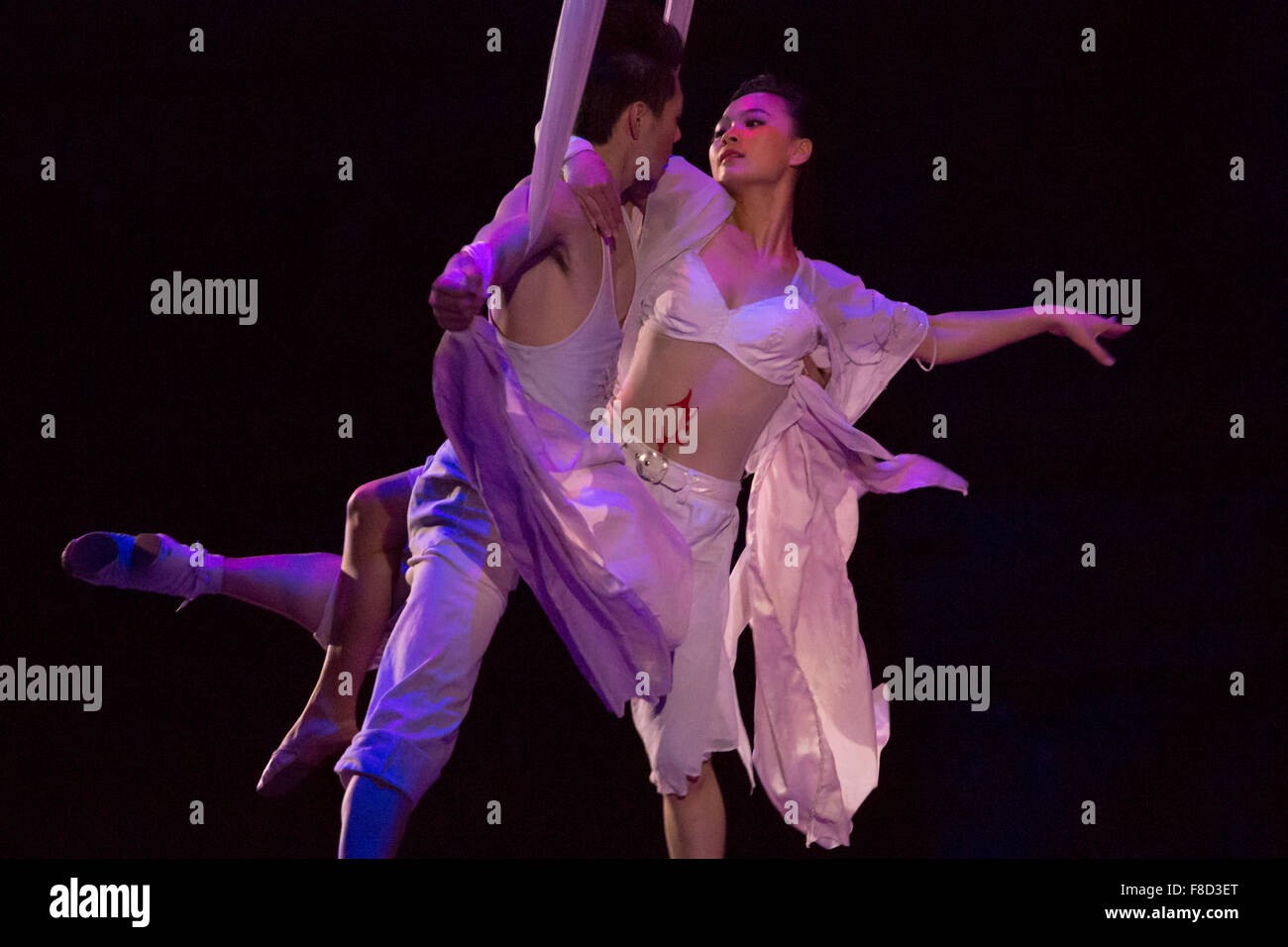 Chinese acrobatic show hi-res stock photography and images - Alamy