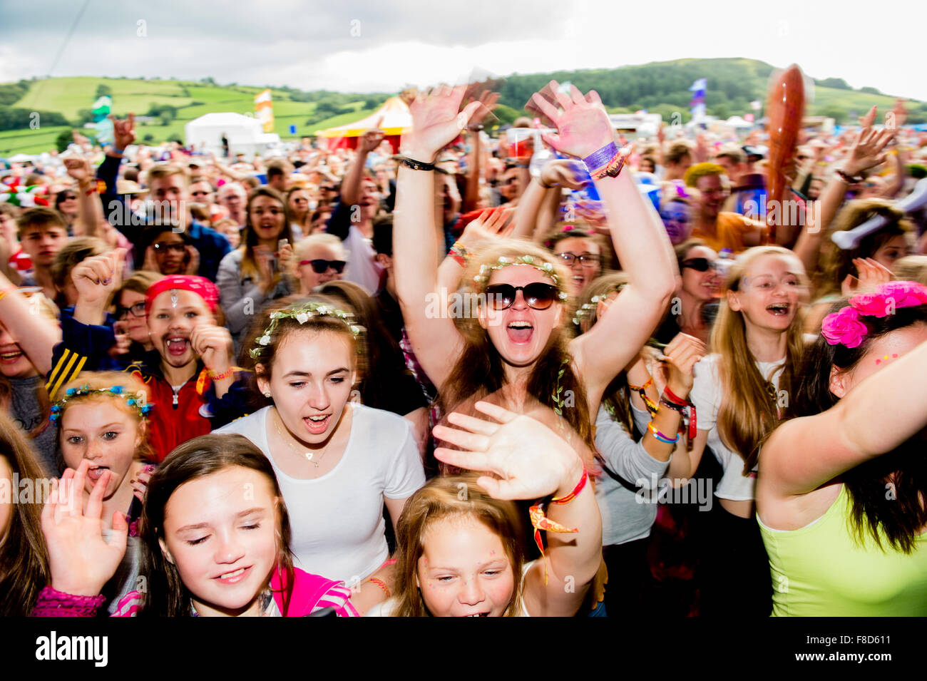 Girls crowd hi-res stock photography and images - Alamy