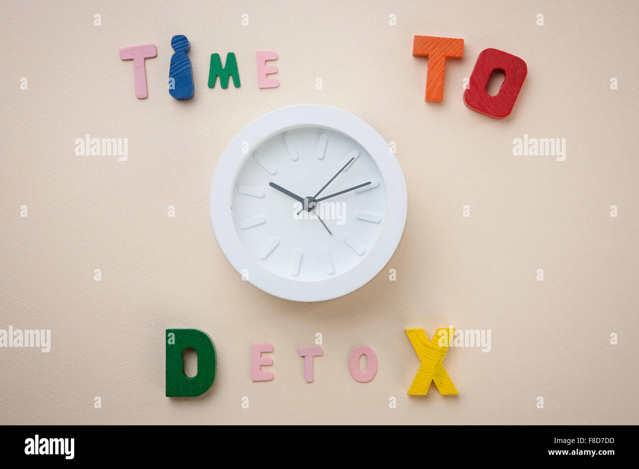 Clock around some words "Time to detox Stock Photo - Alamy