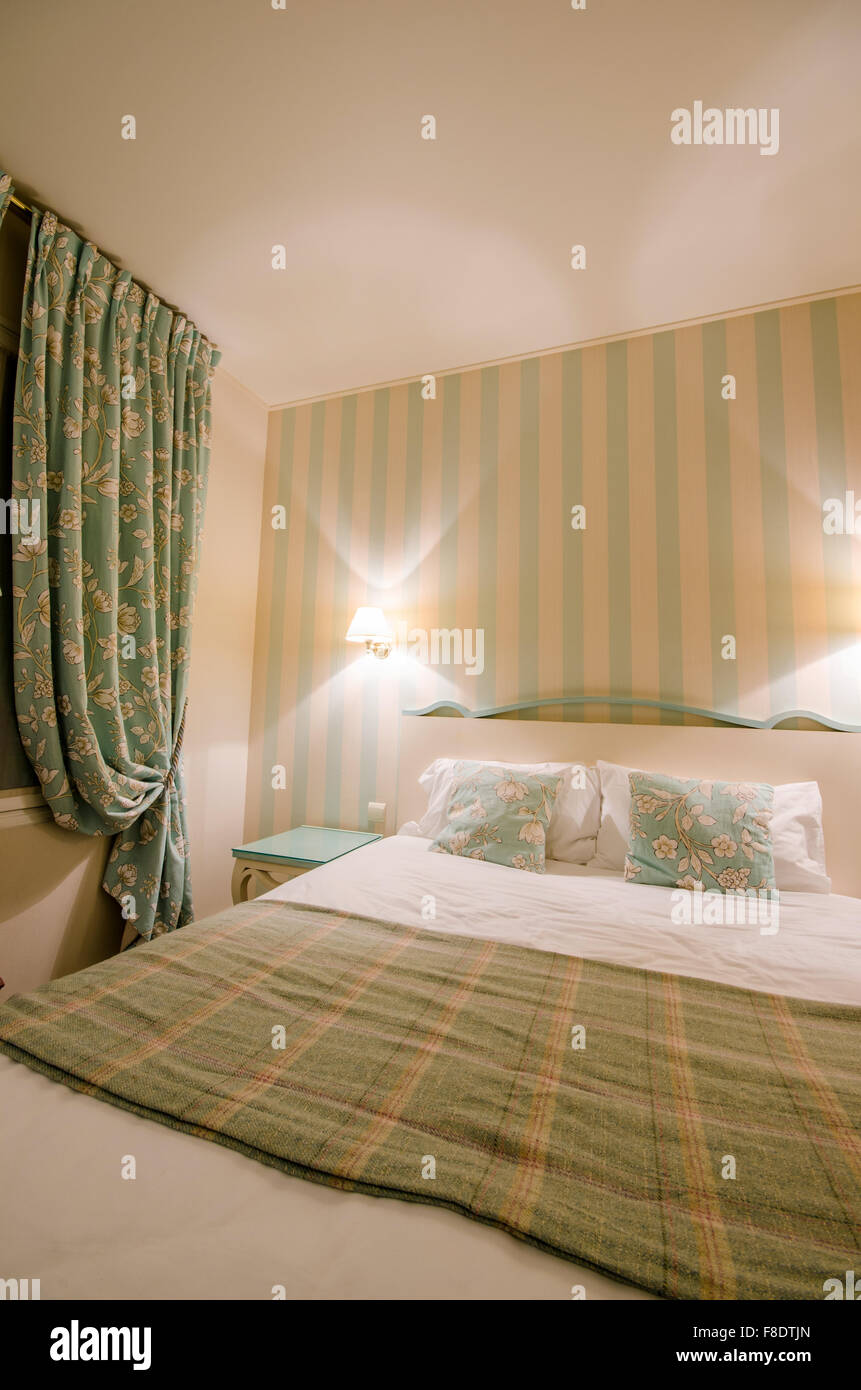 Hotel room with double bed Stock Photo - Alamy