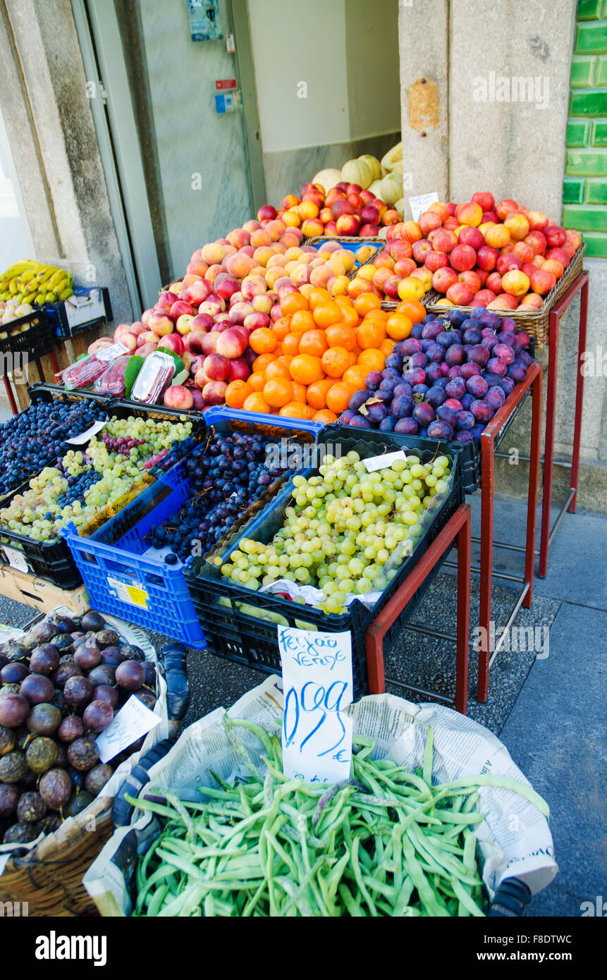 Fruits at the market stall Stock Photo - Alamy